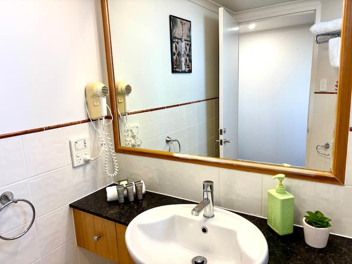 Compact Cbd Studio | Pool & Gym Access - Brisbane