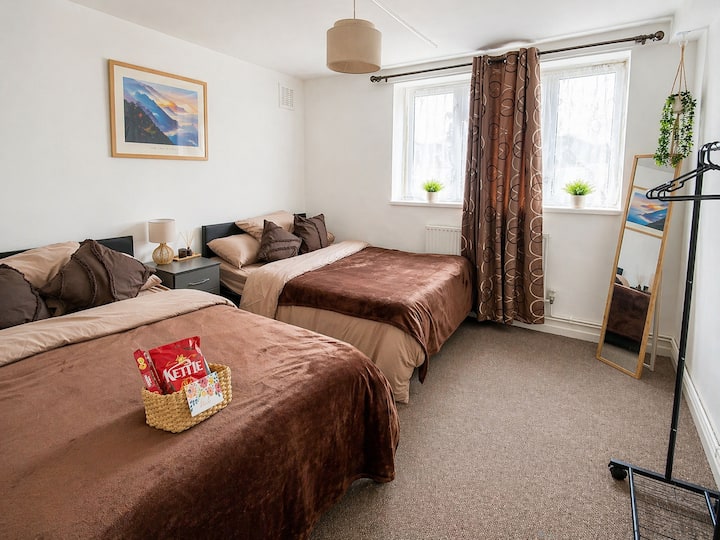Cosy Flat, Barking, Near District Line Trains. - Barking