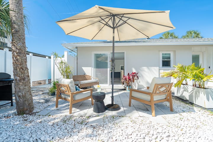 Updated Villa Steps From Siesta Key Beach Living - Siesta Key, FL
