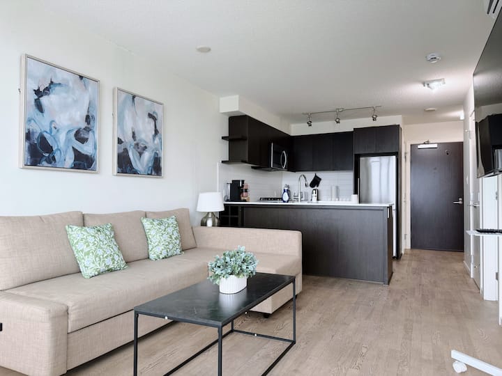 Cozy Modern 1br | Skytrain | Central Location - 리치먼드