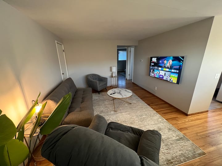 Cozy 2br Retreat Minutes From Downtown Madison - Madison, WI