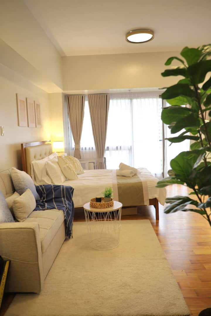 Bright & Cozy Condo | Walk To Greenbelt - Philippines