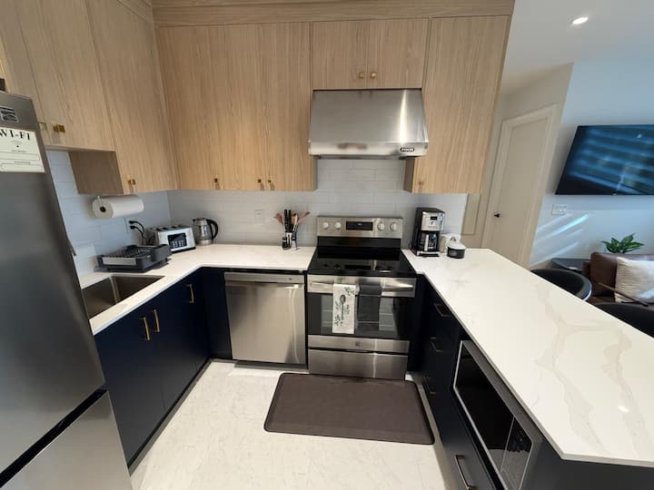 Sleek 3br Residence | Private Entry | Ac | Parking - Vancouver