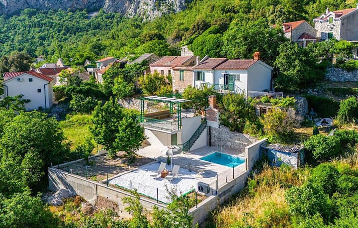 Awesome Home In Tucepi - Podgora