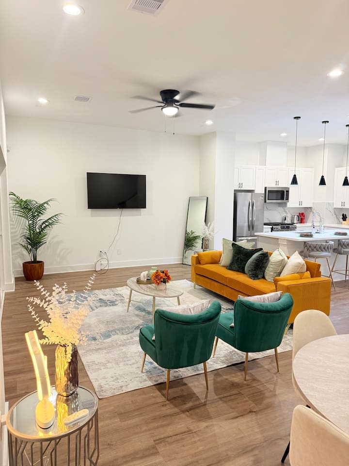 Minimalist 3 Br Families & Groups Near The Heights - Houston, TX