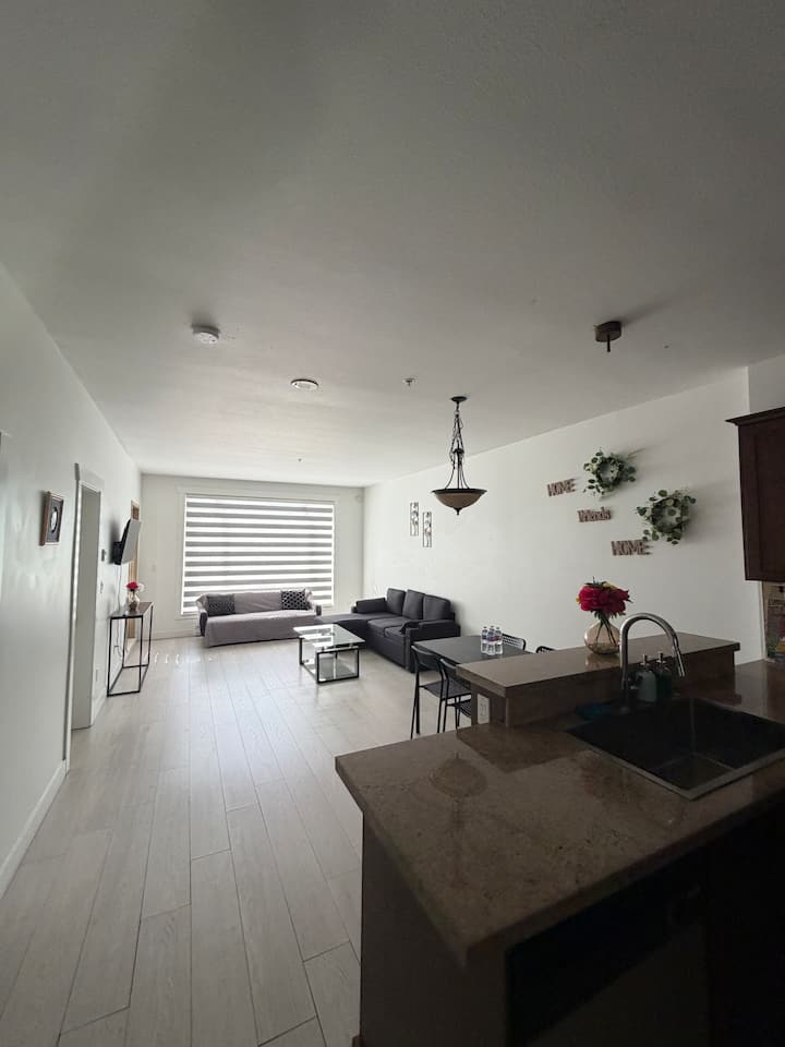 Elegant 2br + Den Suite| Ideal For Families/groups - Surrey