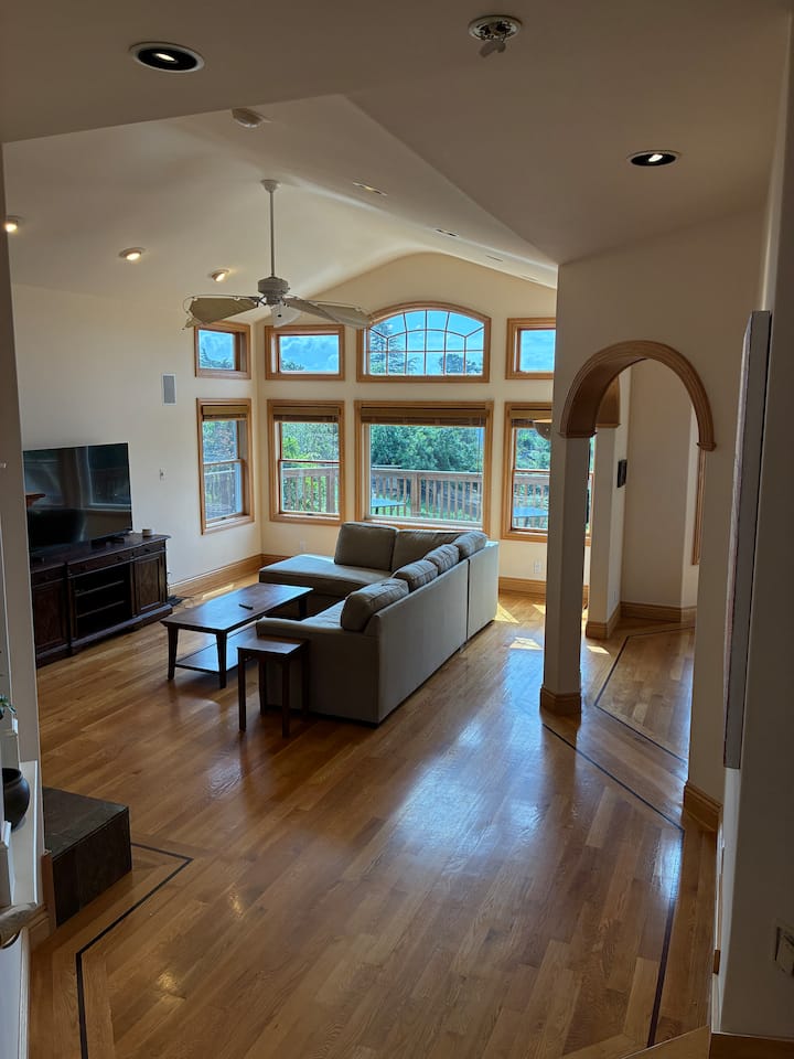 Bayview Retreat On The Hill - Hayward, CA