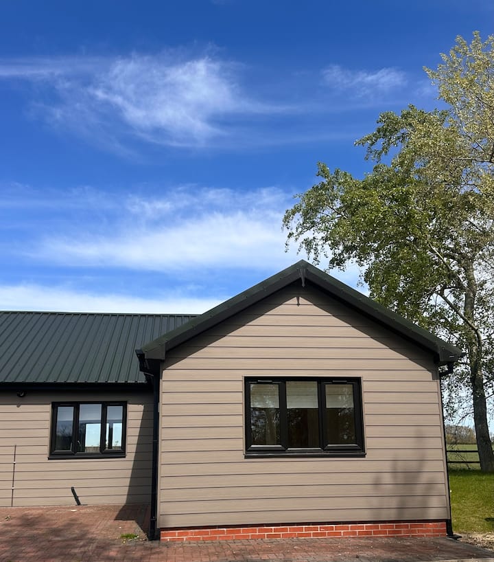 Lovely Lakeside Lodge - Louth