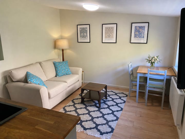 The Stables - Charming Cotswold Stone Cottage - Malmesbury