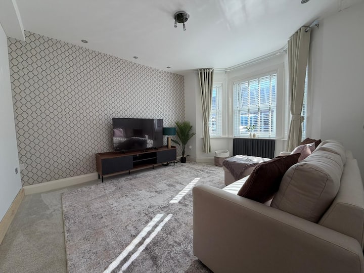 Stylish 4 Bed House Central Reading - Free Parking - Henley-on-Thames