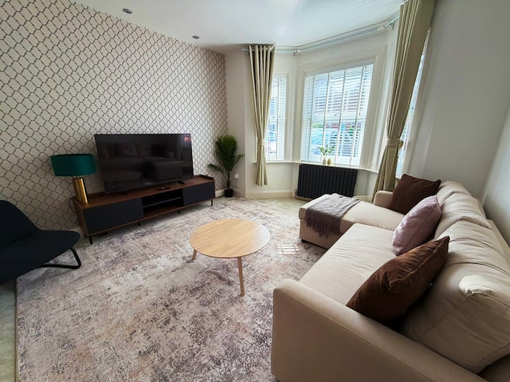 Stylish 4 Bed House Central Reading - Free Parking - Reading