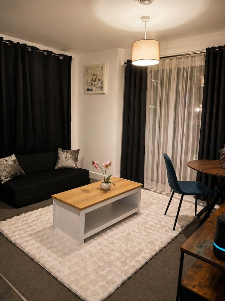 Heathrow 2 Br Comfort Stay - Free Parking - Staines-upon-Thames