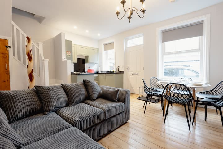 Bond Street Cottage | Central Hebden | Sleeps 6 - Hebden Bridge