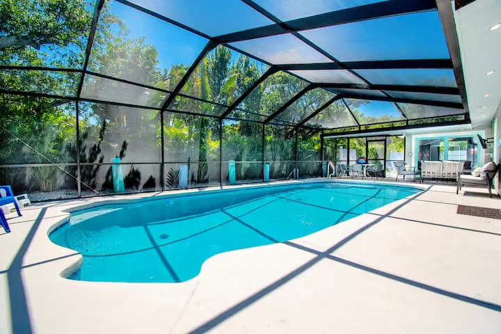 Huge Home W/cabana & Giant Pool *5 Mins To Beaches - Madeira Beach, FL