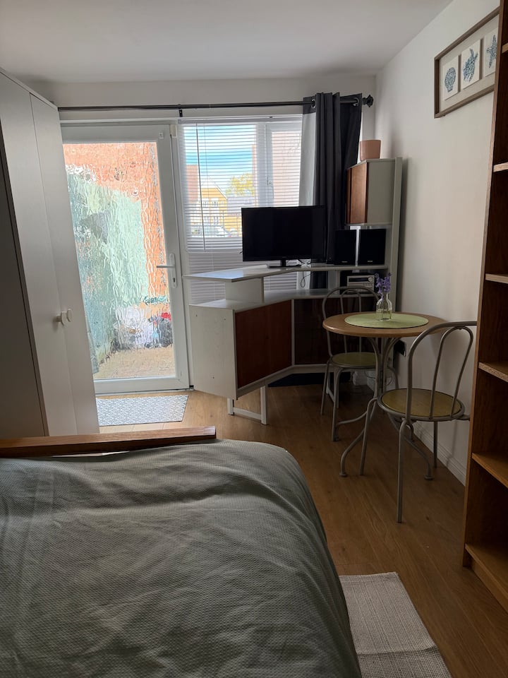 Sleek & Private Studio | Walk To Town & Uni - Colchester