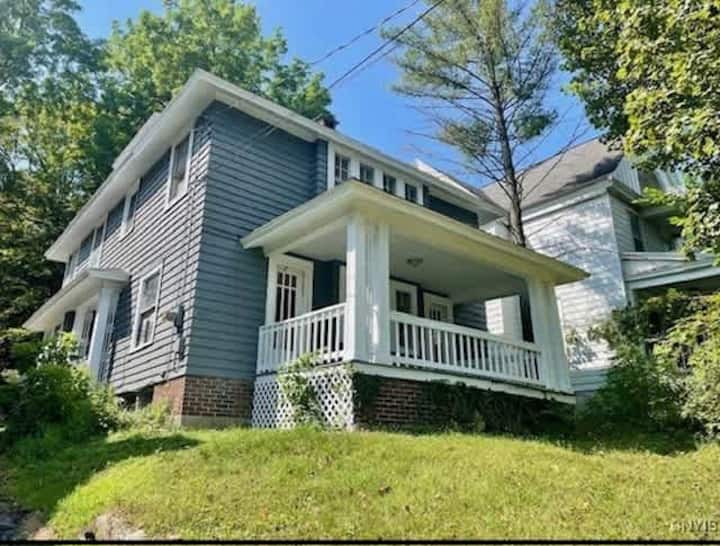 Spacious 5 Bdrm Entire Home: Walk To Su, Hospitals - Syracuse, NY