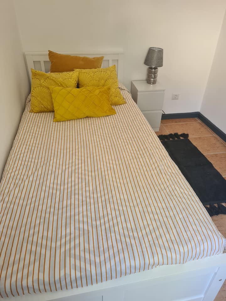Casa Com 2 Quartos, Lavandaria E Terreno. - Tui