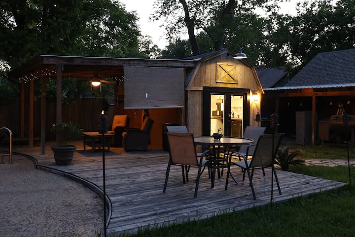 Three Dogs Cabin • 5 Minutes From Hobby Airport - Houston, TX