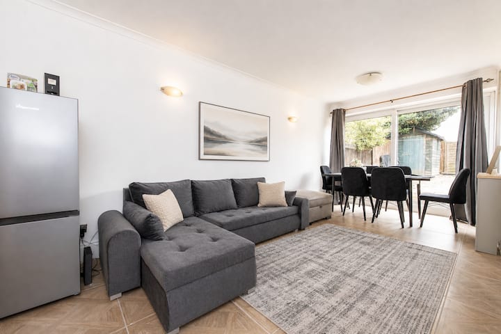 Relaxed 4 Bed House / Driveway Parking / Sleeps 7 - Bromley