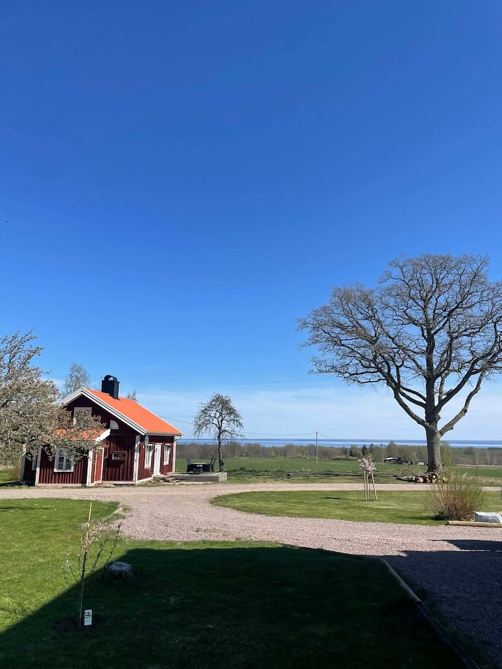 Mysig Stuga Med Fantastisk Utsikt öVer Vättern. - Hjo
