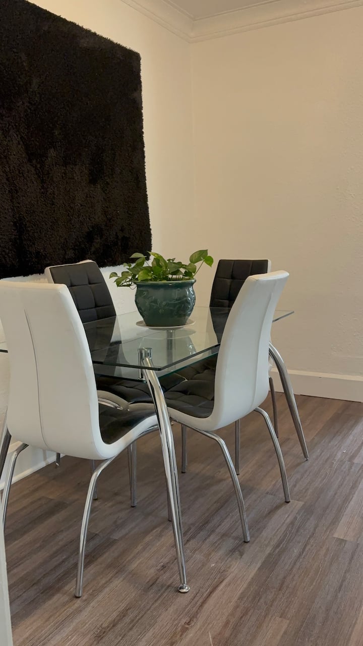 Perfect For Long Relaxing Stays - Rockford, IL