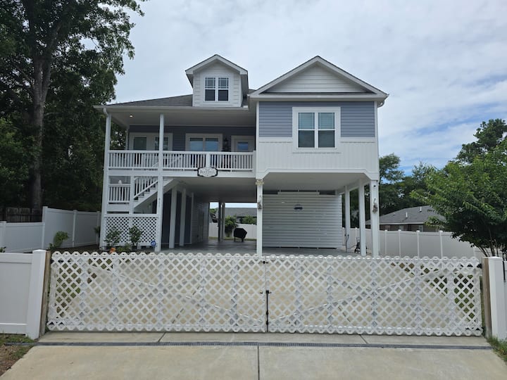 Modern Oak Island Oasis With Hot Tub & Ev Charger - Oak Island, NC