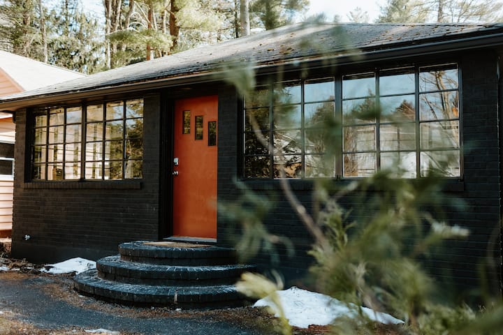 The Black Cottage At Camp Pocono Pines (Fireplace) - Pocono Lake