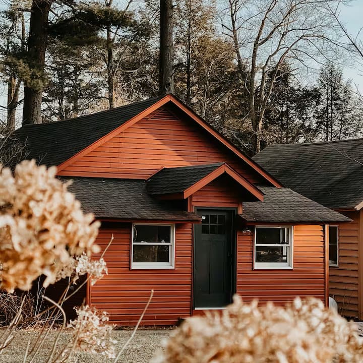 Red Cottage At Camp Pocono Pines | Firepit | Bocce - Pocono Lake