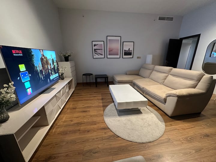 Cozy 3 Bed Sharing Room In Jbr Living Tv & Kitchen - Dubai