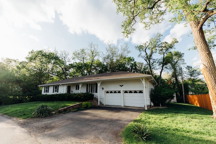 Quiet Mid-term Retreat & Super Convenient Location - Kansas City
