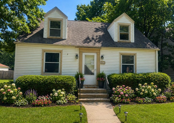 Charming Cape Cod Retreat With Fire Pit - Rockford, IL
