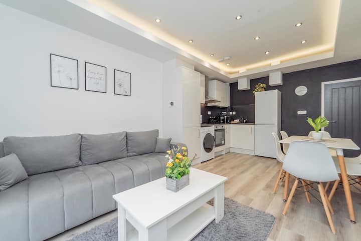 Spacious 5 Bed Home | 3 Baths | 12 Guests - Banbury