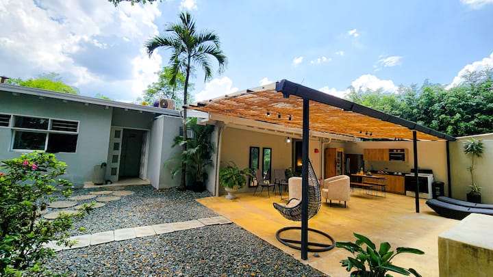 Villa 8br En Poblado Con Piscina, Jacuzzi Y Billar - Medellín, Colombia