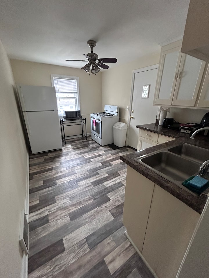 Cozy Upper Unit Duplex!2bedroom 1bath Available! - Minnetonka, MN