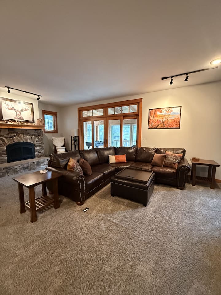 Garfield Bay Hideaway – Lake Views, Sleeps 13 - Hope, ID