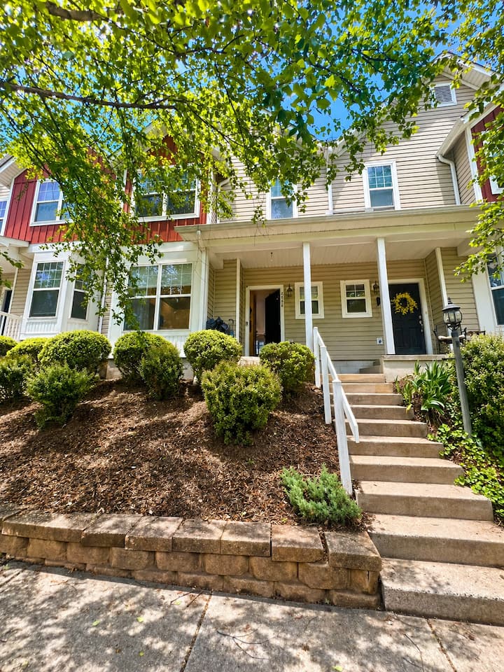 Relax & Stay Near Uva | Cozy 3br - Charlottesville, VA