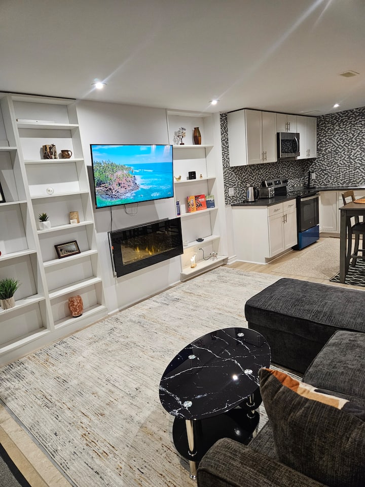 Modern Whitby Retreat: Near 401 & Private Entry - Oshawa