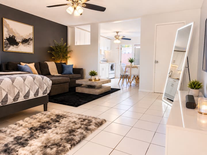 Modern Retreat | Cinema | Pets Ok - Fort Lauderdale