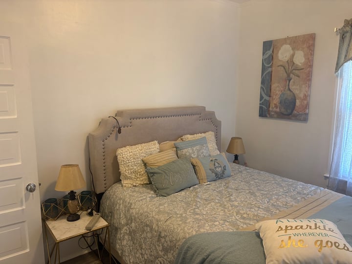 Upstairs Room 1 Smart Lock Queen Bed Near Downtown - Battle Creek, MI