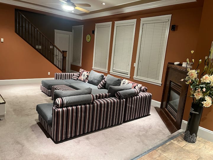 B- 102 Comfortable Double Bed With Shared Bathroom - Langley