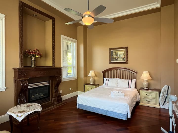 B 102  Comfortable Double Bed With Shared Bathroom - Langley