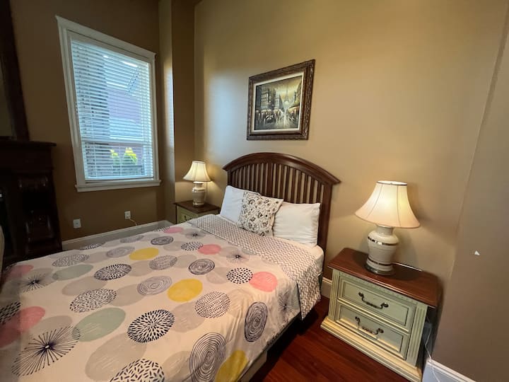 B- 102 Comfortable Double Bed With Shared Bathroom - Surrey