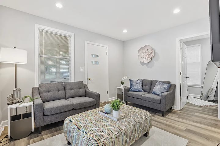 Modern Chic 4br/2ba Retreat In St. Charles - Bartlett, IL