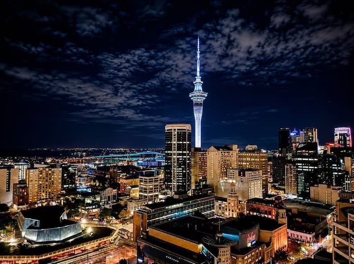 Skytower View Two Balcony Family Retreat Parking - Auckland