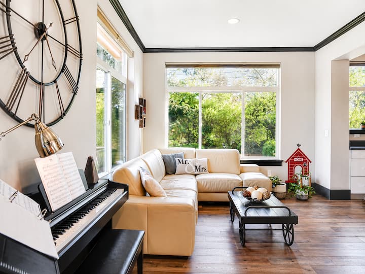 Family Friendly Home | Piano, Gym, Patio - 시애틀