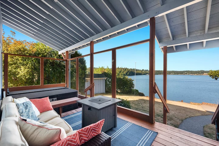 Waterfront Haven: Beach Access, Hot Tub, Fire Pit - Shelton, WA