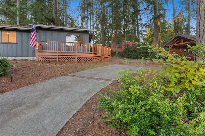 Charming Lakefront Cottage On Quiet Palmer Lake - Anderson Island, WA