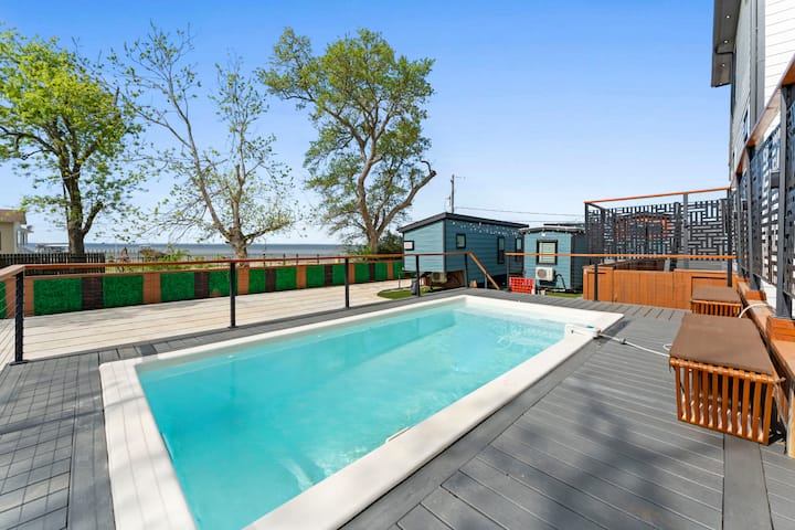 Palme Bayfront Estate | 4 Homes, Pool + Hot Tub - Kemah, TX