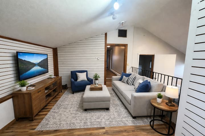 Stylish 4br Loft • Sleeps 8 • Prime Location - Oswego, NY