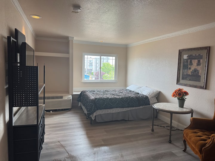 Large Studio Apartment Room 323 - Downtown Reno - Reno